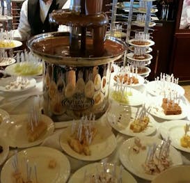 Azura Dining: Restaurants and Food - Cruiseline.com